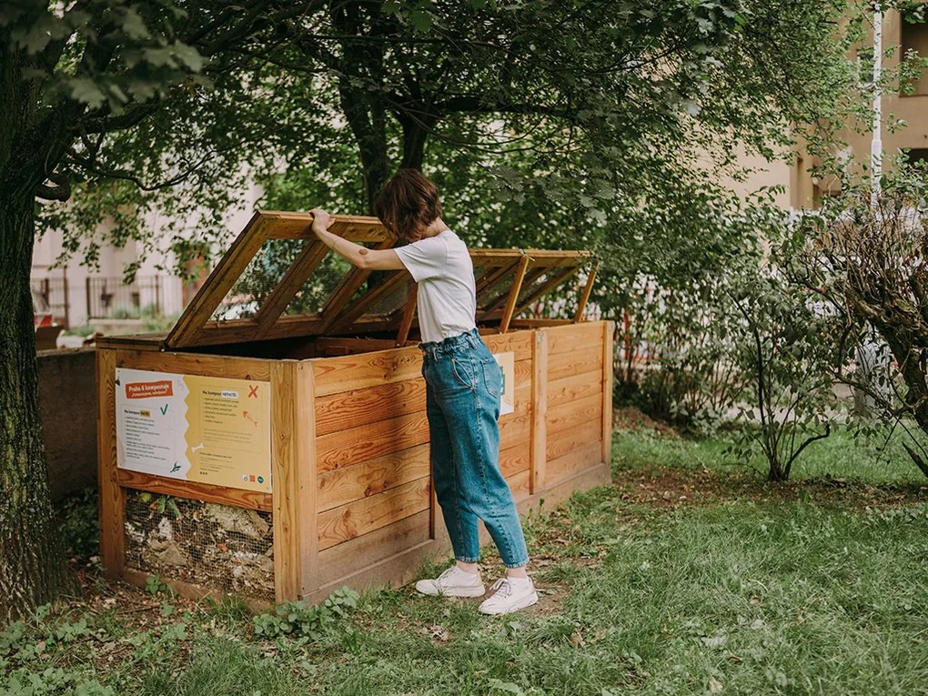 Kokoza Uzavíratelný dřevěný tříkomorový kompostér Materiál: Modřín, Montáž + doprava po Praze: Ne