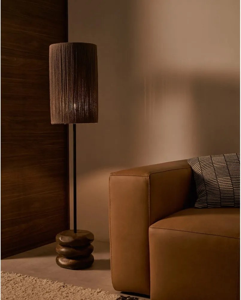Stojací lampa z masivu akácie v tmavě přírodní barvě (výška 147 cm) Kor – Kave Home