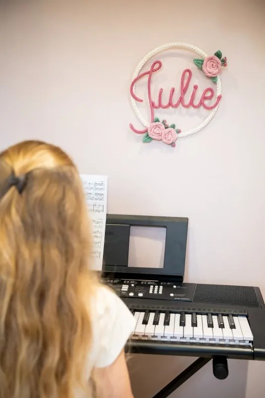 Závěsná dětská dekorace starorůžové háčkované jméno v kruhu Julie