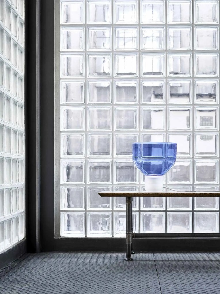 Designová stolní lampa Brokis Lightline S, PC972 Barva skla: světle modrá - transparentní sklo, BARVA SPODNÍ ČÁSTI SKLA: tmavě šedá kouřová - transparentní sklo, POVRCHOVÁ ÚPRAVA SPODNÍ ČÁSTI SKLA: lesklý povrch skloviny