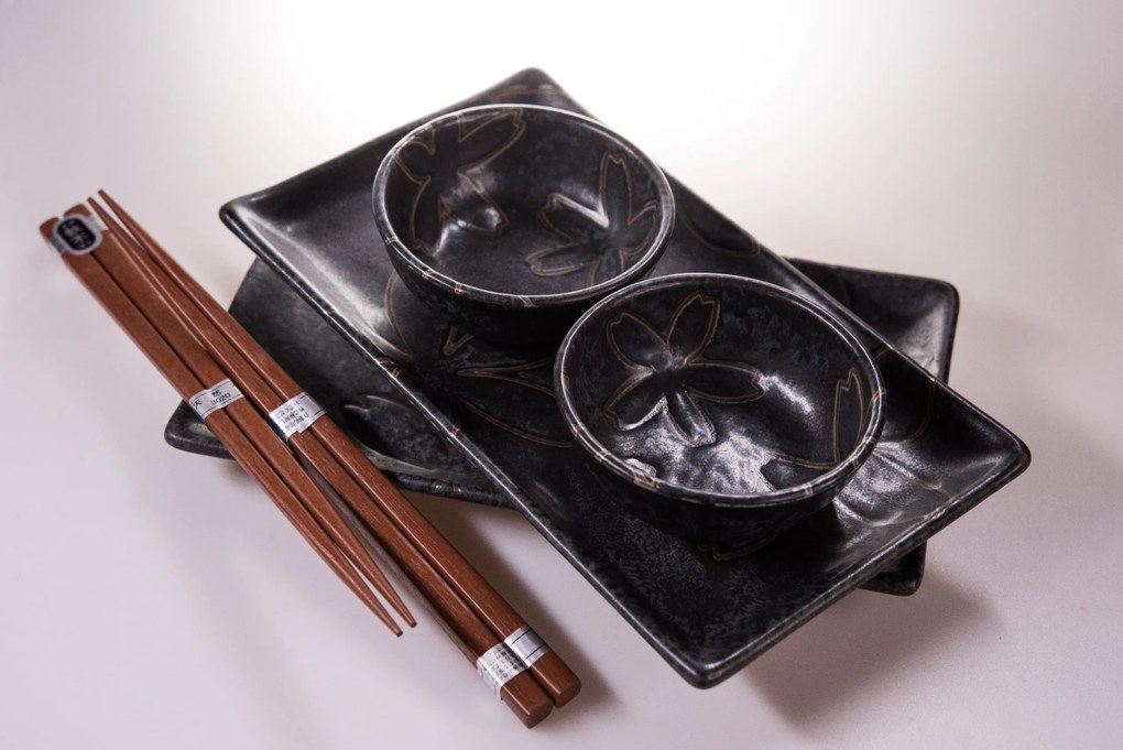 Made in Japan (MIJ) Sushi Set Matt Black s květinovým motívem 4 ks s hůlkami