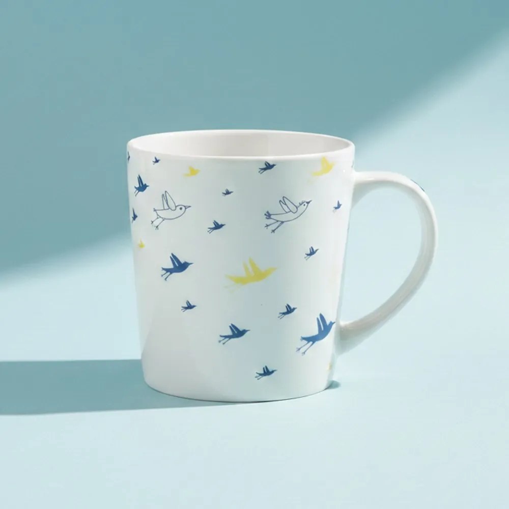 Porcelánový hrnek Poslové dobrých zpráv, 500 ml – s autorskou ilustrací ptáčků, český porcelán