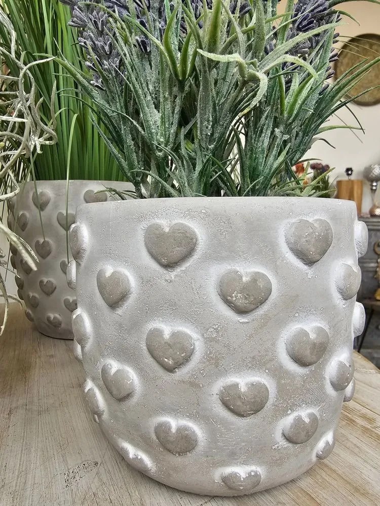 Šedý antik cementový obal na květináč se 3D srdíčky Conc Heart M - Ø 14*12cm