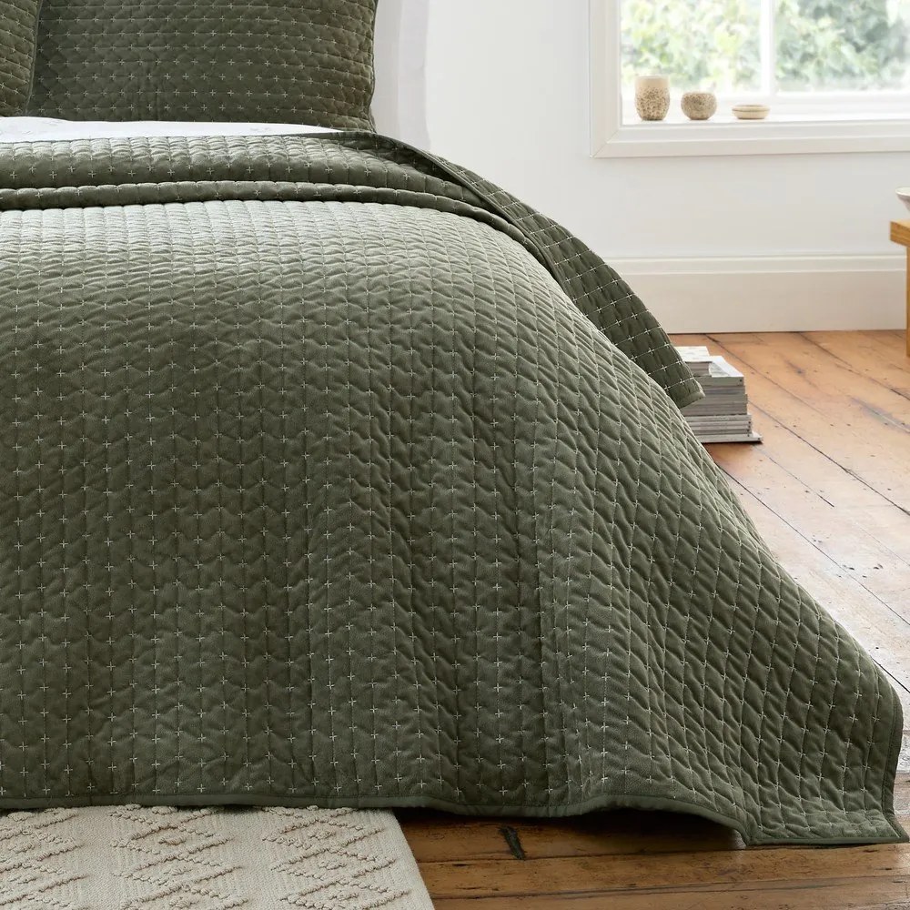 Zelený sametový prošívaný přehoz 240x260 cm Attica Velvet Embroidered – Bianca