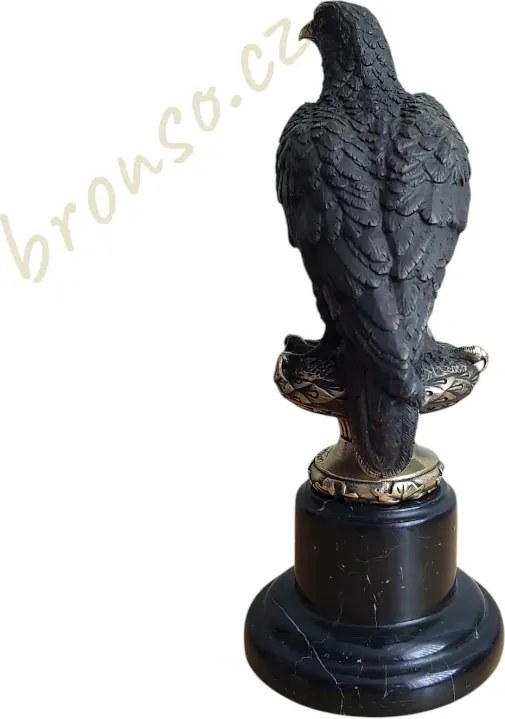 Orel na mramorovém podstavci – signovaný bronz A. Thorburn, francouzská sběratelská socha