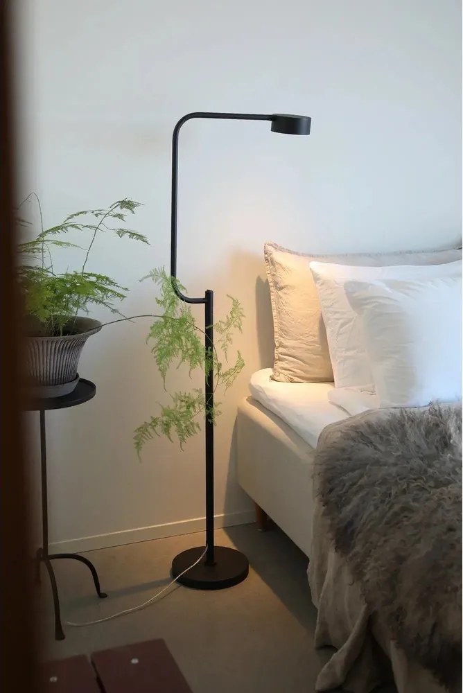 Černá LED stmívatelná stojací lampa s kovovým stínidlem (výška 130 cm) Hugo – Markslöjd