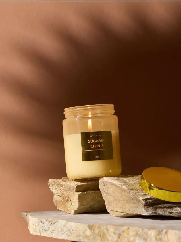 Sinsay - Vonná svíčka Sugared Citrus - jantarová