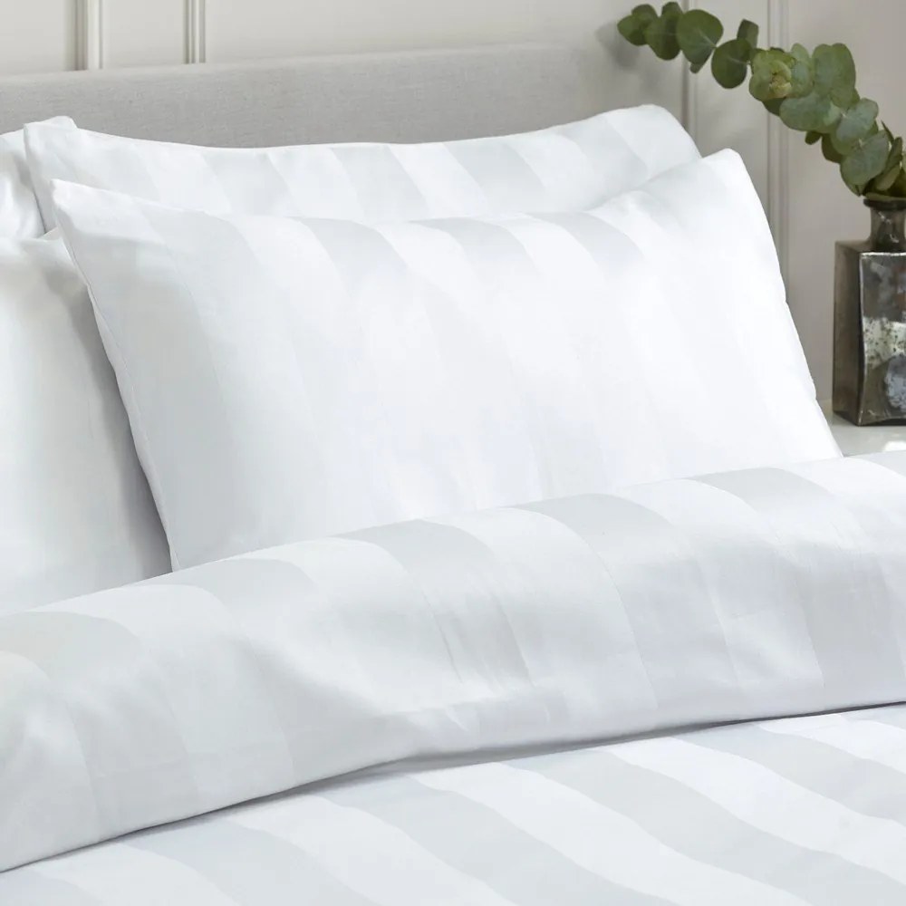 Bílé saténové povlečení na dvoulůžko 220x230 cm So Soft Satin Stripe – Catherine Lansfield