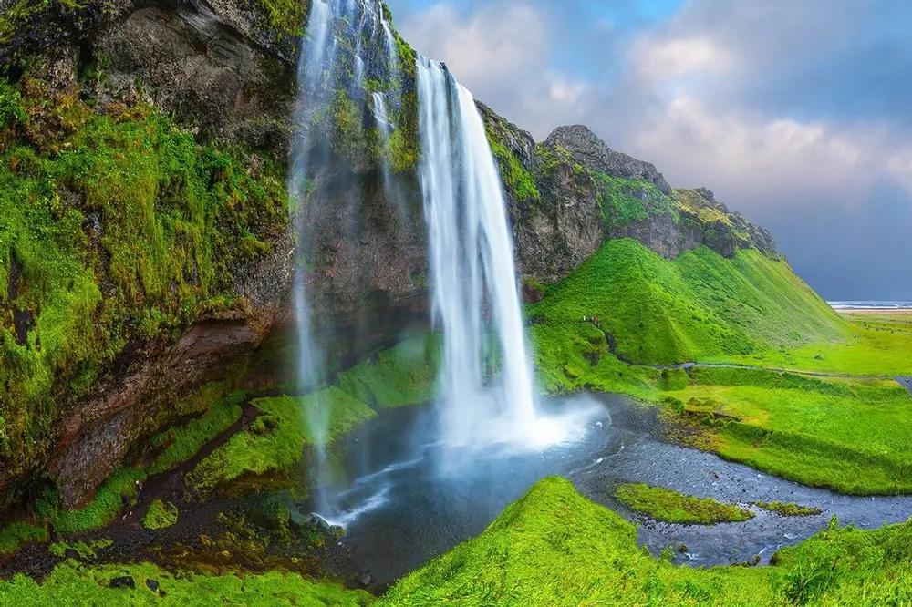 Samolepící fototapeta majestátní vodopád na Islandu - 375x250 cm