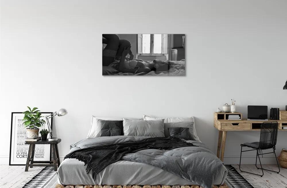 Obraz na skle Ležící žena na průzoru 120x60 cm