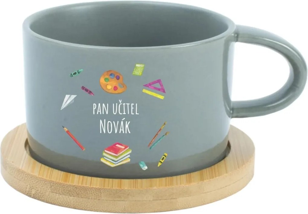 Personalizovaný keramický hrníček "MAKRONKA" pro paní učitelku/pana učitele (pomůcky)