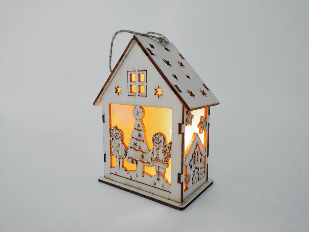 LED světelná dřevěná dekorace, domeček s vyrytým chlapcem a dívkou u stromku, 9x6x12,5cm