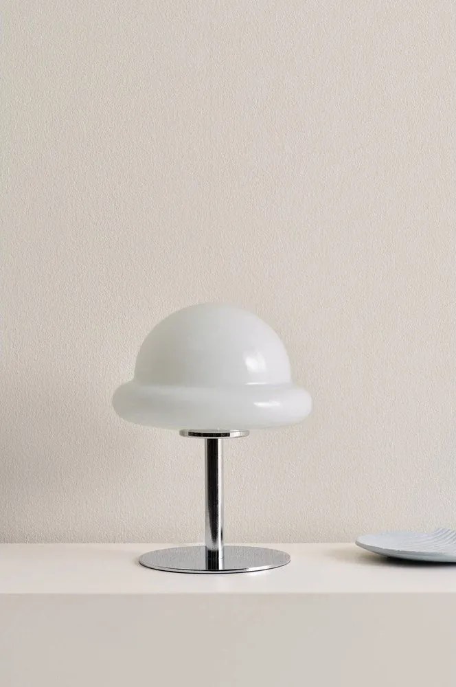 Bílá/v leskle stříbrné barvě stolní lampa z opálového skla (výška 26 cm) Bubba – Jotex