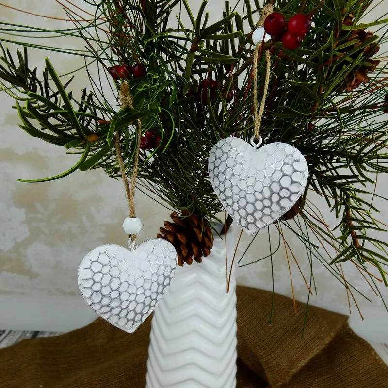 Vánoční kovová ozdoba na zavěšení- srdce bílo- stříbrné, sada 2 ks