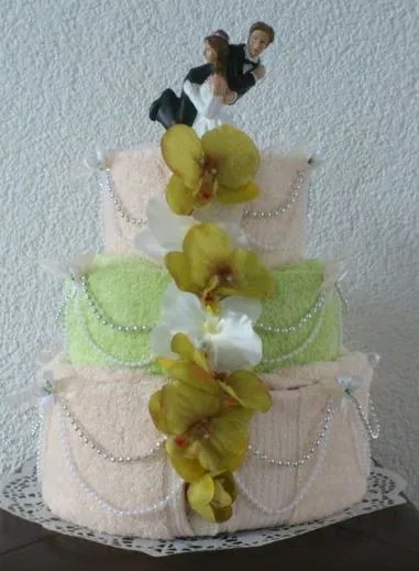 Svatební dort z ručníků smetanově-zelený se soškou - 0044