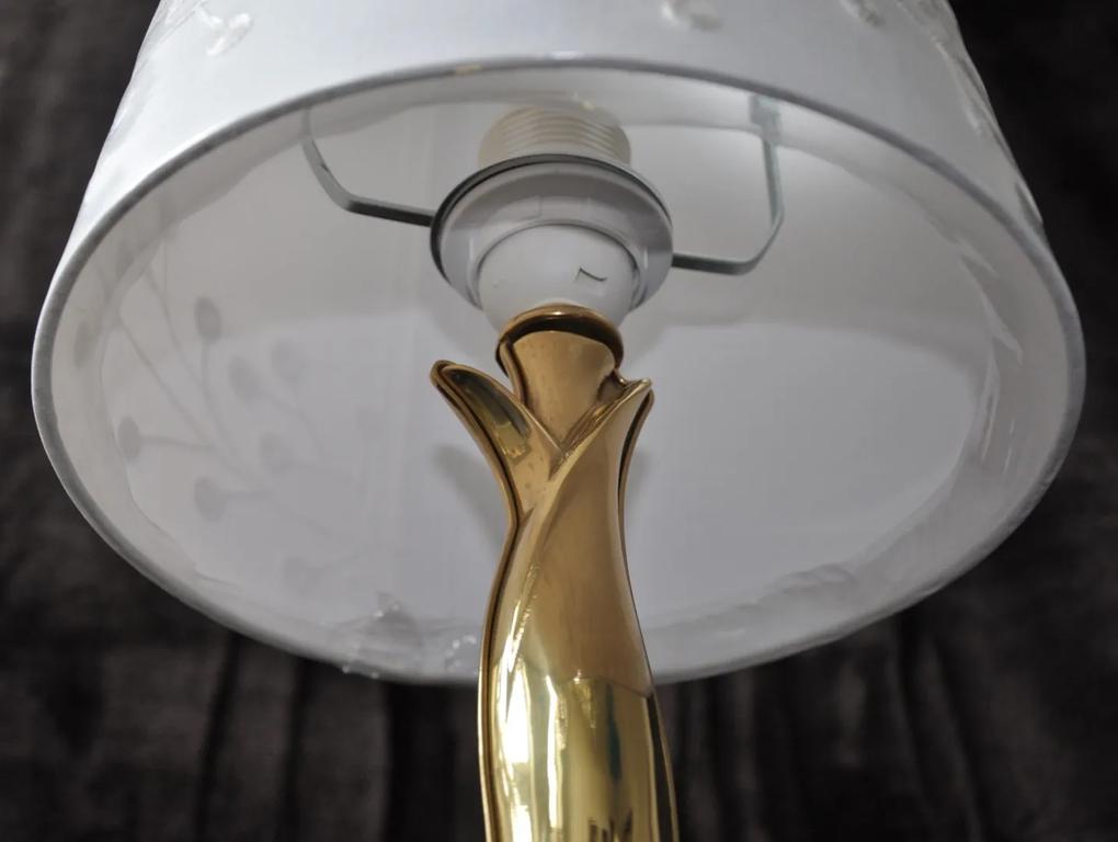 Klasická mosazná stolní lampa s bílým stínítkem
