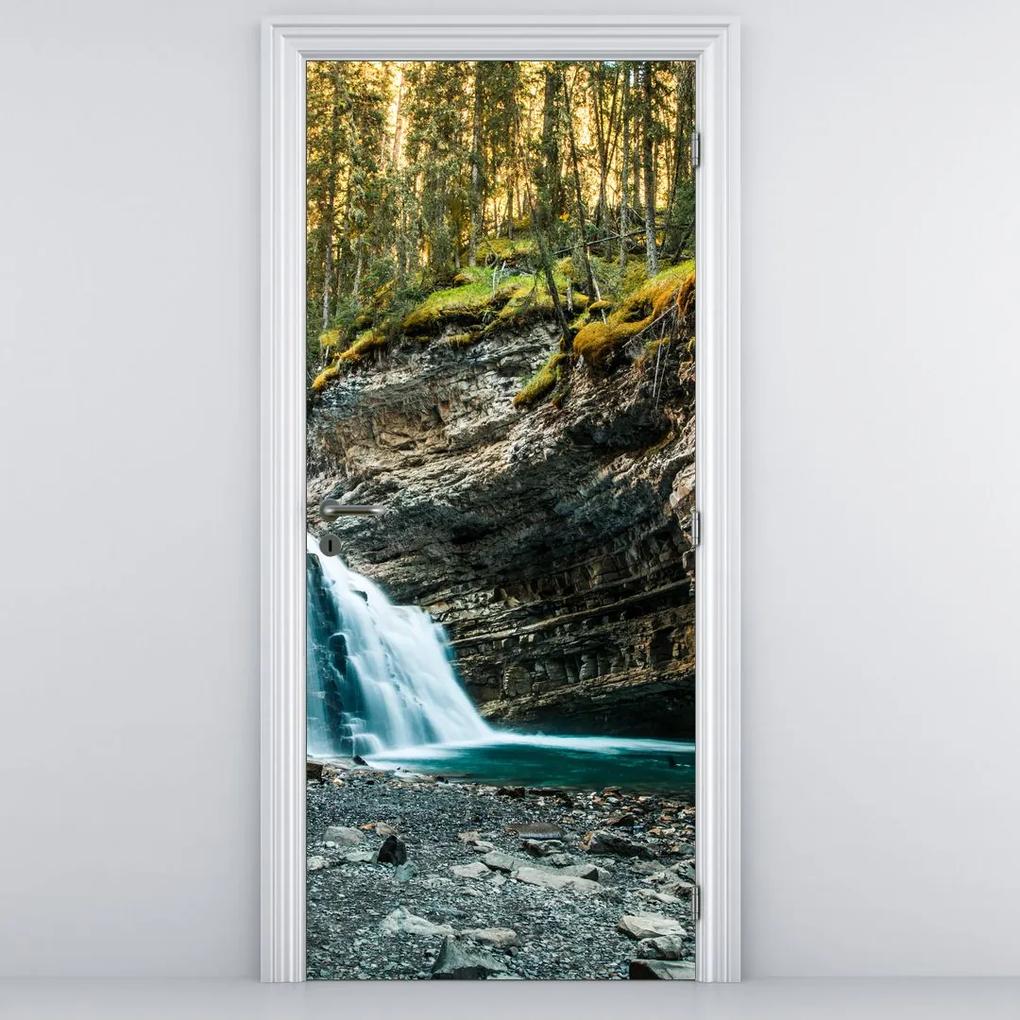 Fototapeta na dveře - Lesní vodopád (95x205cm)