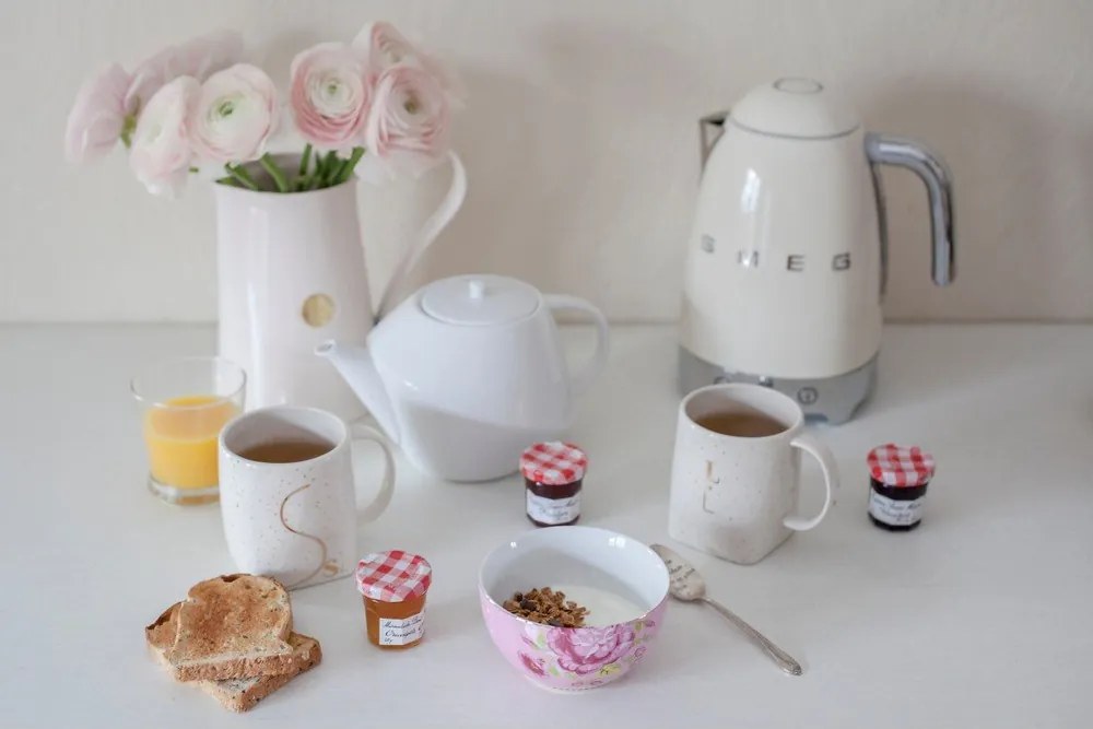 Krémová rychlovarná konvice z nerezové oceli 1,7 l Retro Style – SMEG