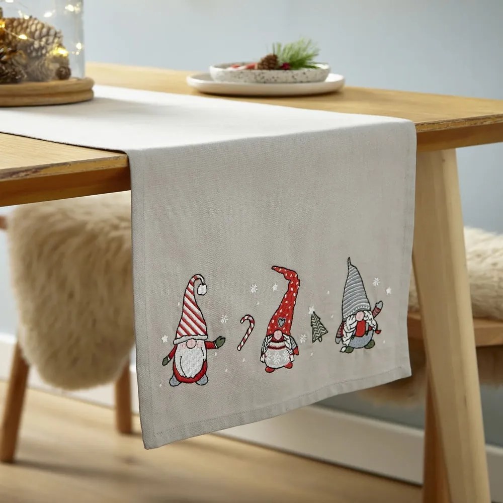 Bavlněný běhoun na stůl s vánočním motivem 33x220 cm Gnomes – Catherine Lansfield