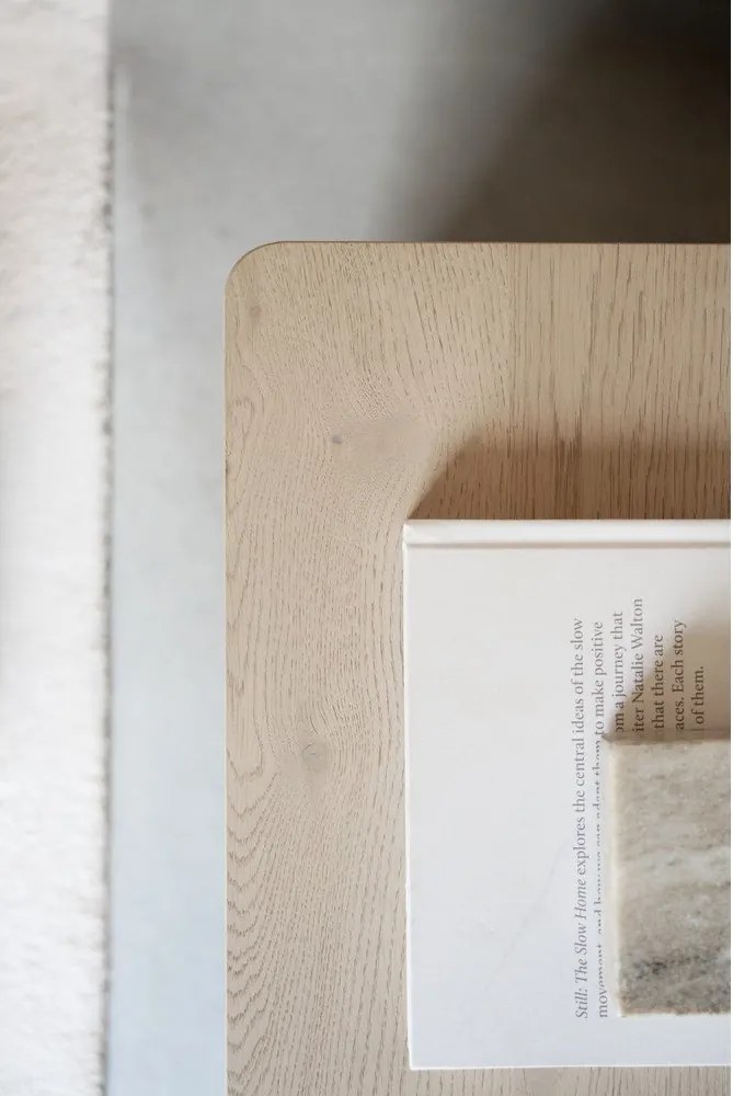 Komoda v dekoru dubu ve světle přírodní barvě 110x70x45 cm Melstone – Rowico