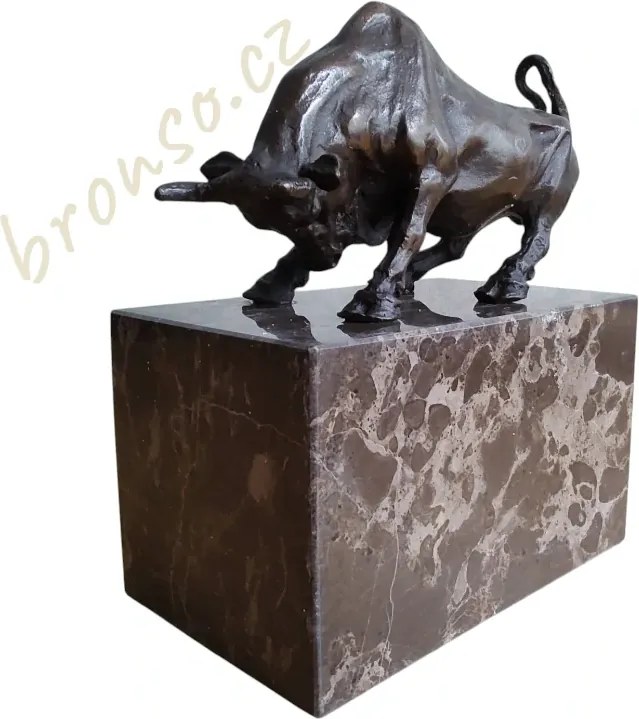 Impozantní bronzový býk Wall Street – symbol síly, úspěchu a prosperity, pravý bronz na mramoru