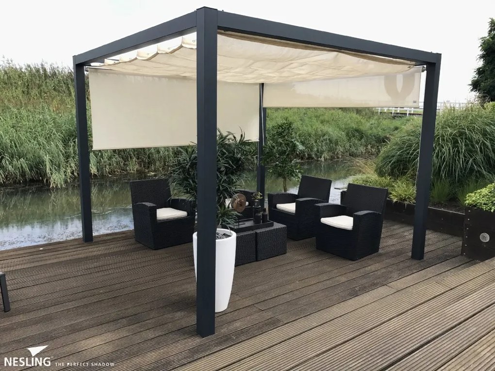 Platinum Volně stojící pergola se sluneční harmonikou Farba Harmoniky: Slonová kosť, Farba Pergoly: Antracitová RAL 7016, Vonkajší rozmer Pergoly: 4,02 x 4,02 m