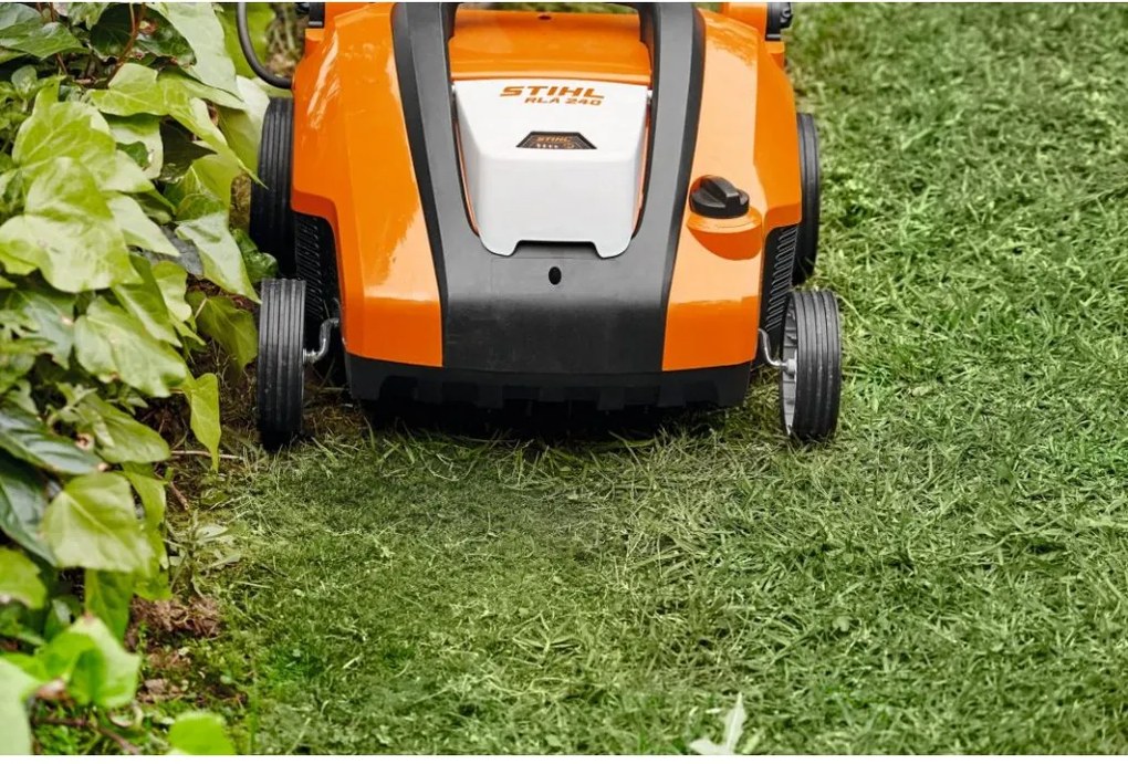 Aku provzdušňovač trávníků STIHL RLA 240 + Prodloužená záruka