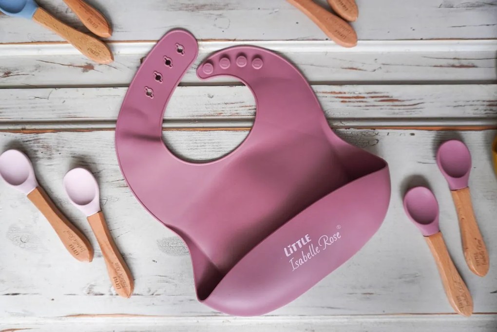 Silikonový dětský bryndák s kapsou – tmavě růžový, Isabelle Rose