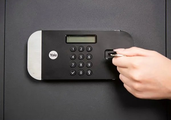 YALE Nábytkový sejf Yale Maximum Security Laptop YLEM/200/EG1