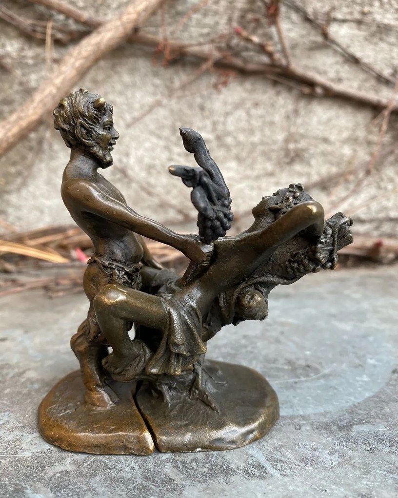 Bronzová socha skupina - Nahá žena a satyr 3