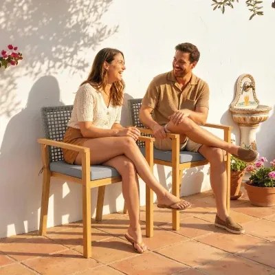 Outsunny zahradní židle 2 ks set FSC akáciové dřevo, stohovatelné dřevěné židle s ratanovým opěradlem, odnímatelný polštář, loketní opěrka