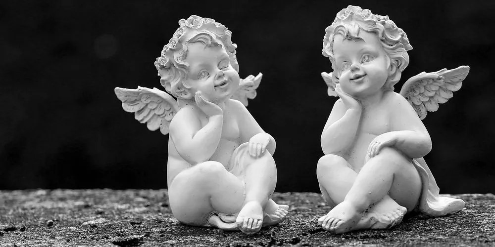 Obraz dvojice malých andělů v černobílém provedení