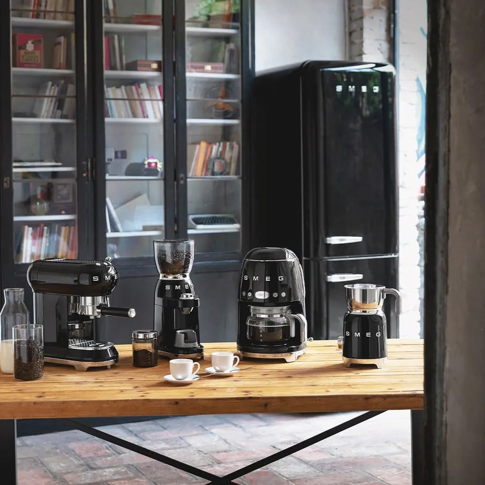 Černý elektrický šlehač mléka Retro Style – SMEG