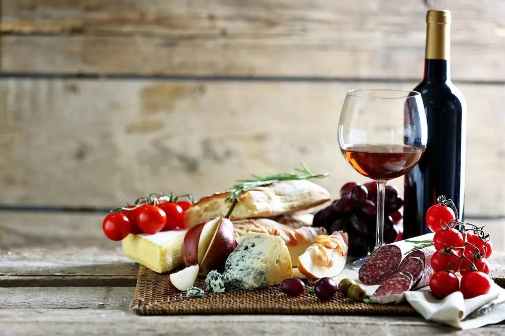 Tapeta víno a variace sýrů - 225x150 cm