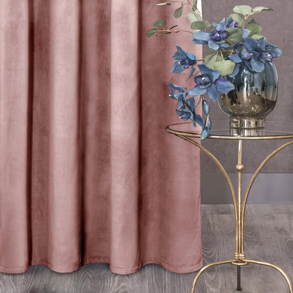 ZATEMŇOVACÍ ZÁVĚS NA KROUŽCÍCH ROSA 140X250 CM TMAVĚŘŮŽOVÁ