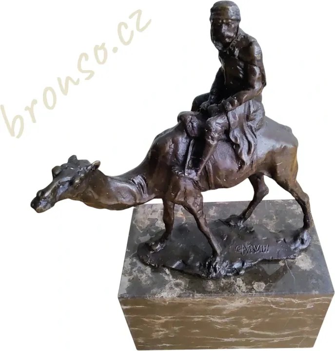 Bronzová socha beduína na velbloudovi – signováno Carvin, pravý bronz na mramoru