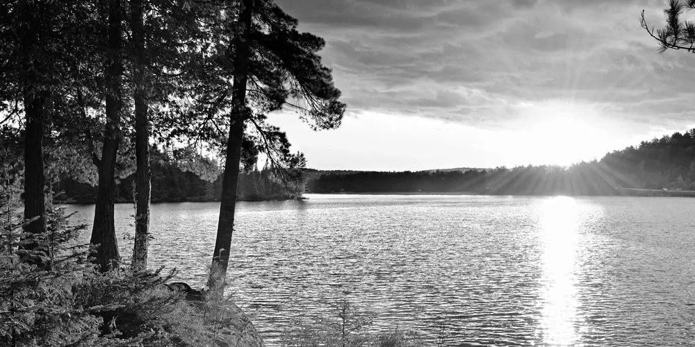Obraz západ slunce nad jezerem v černobílém provedení - 120x60 cm