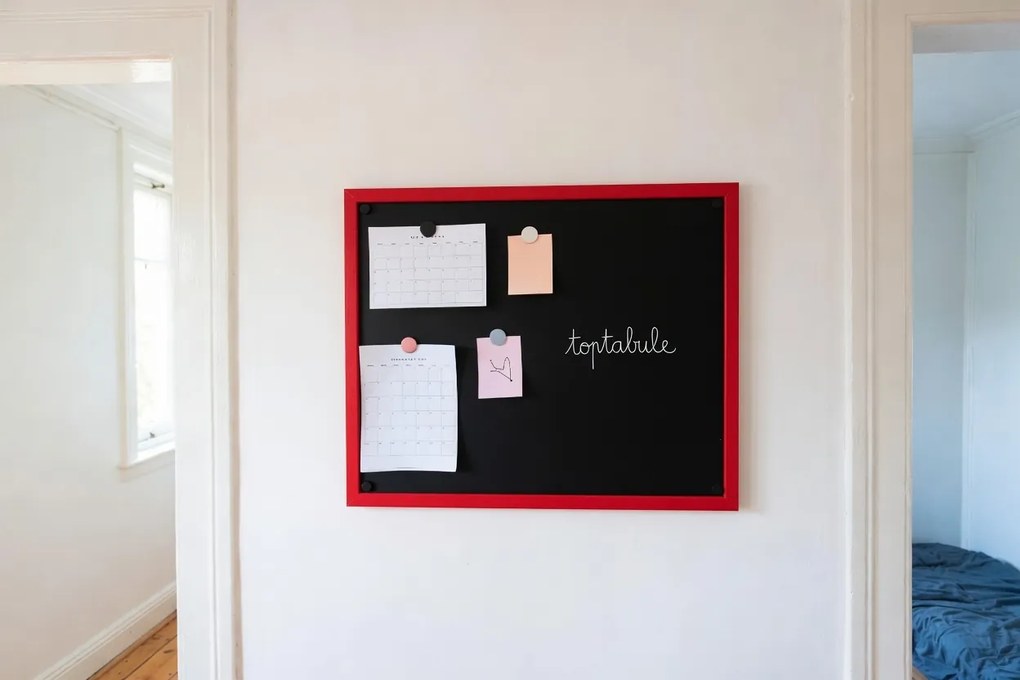 Toptabule.sk Černá magnetická tabule v červeném dřevěném rámu COLOR 120x90 cm