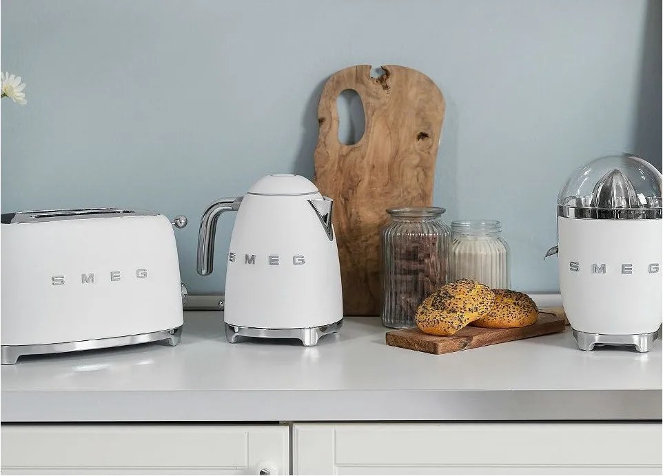 Matně bílá rychlovarná konvice 1,7 l 50's Retro Style – SMEG