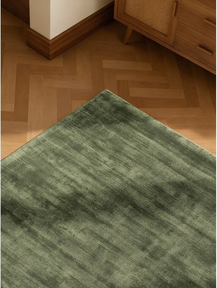 Zelený ručně tkaný koberec z viskózy 80x150 cm Noemi – Vikosa