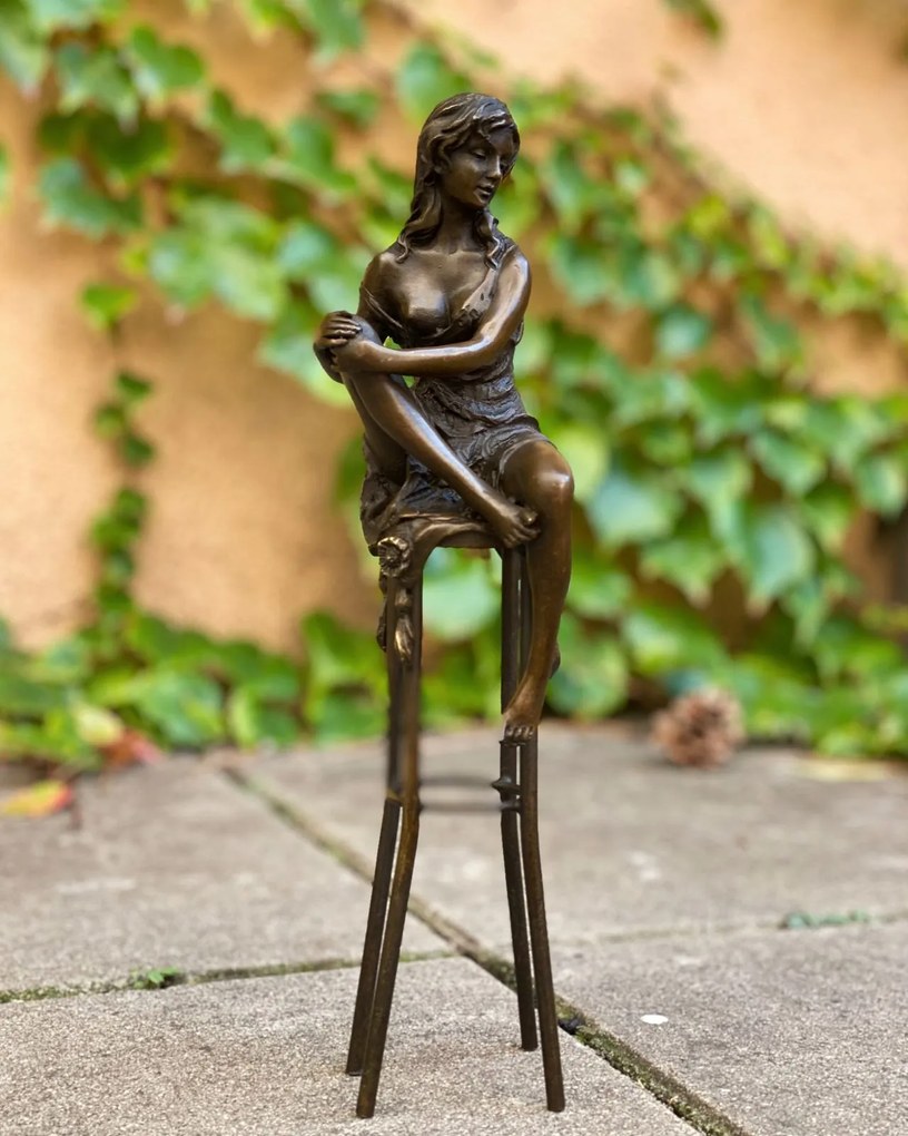 Bronzová socha - Svůdná nahá žena sedící na barové židle