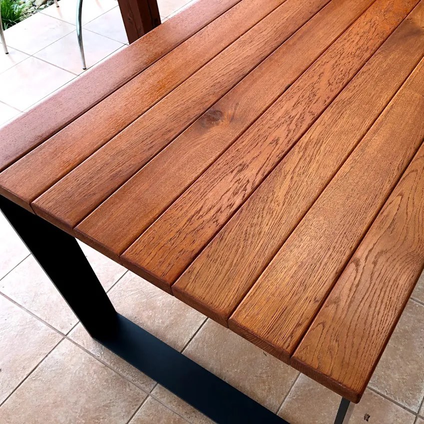 KULHÁNEK Zahradní stůl s nohami z ploché oceli Odstín nátěru: lazura - teak, Velikost desky: 150x80 cm, Odstín podnože: antracit - RAL 7016