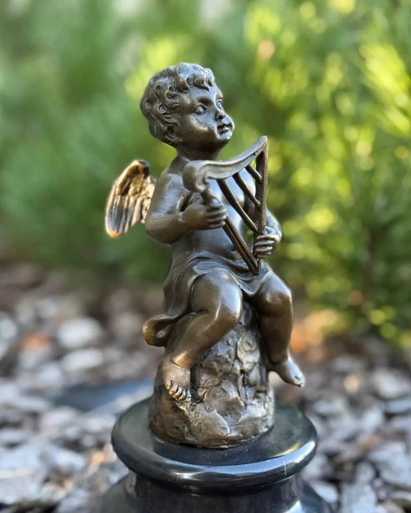 Bronzová socha - Putto s harfou - andělská soška dítěte