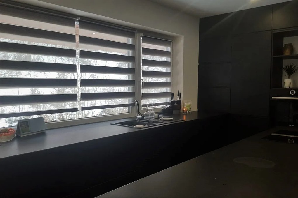 ZEBRA-SHOP Roleta DEN A NOC / MINI / RAINBOW / BÍLO-ŠEDÁ / BH 3105 Barva mechanizmu: šedá, Výška: 150, Šířka: 96