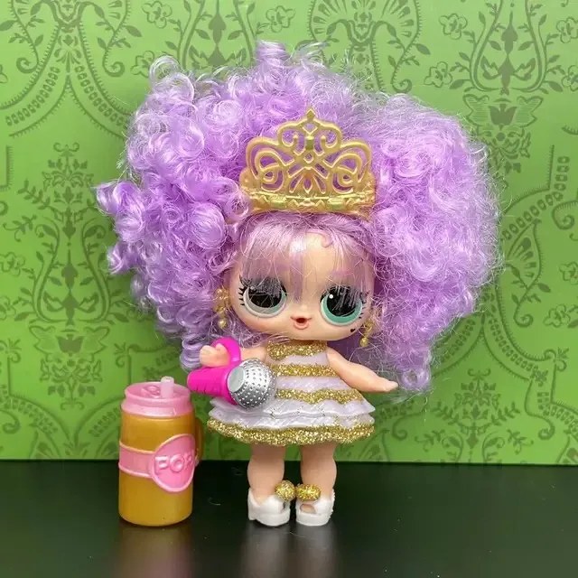 L.O.L. Surprise Doll exkluzivní panenky s příslušenstvím - 1 ks Barva: burgundská