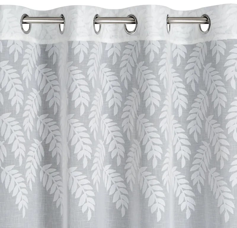 Bílá záclona zdobená vzorem listů TANA na kroužcích 140 x 250 cm