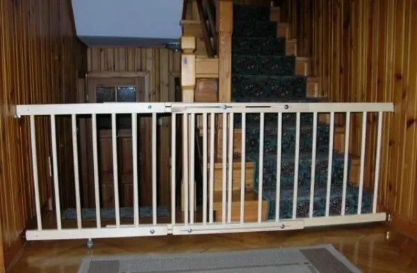 Zábrana na dveře, schody Výška zábrany: 82 cm, Šířka zábrany: 102 - 160 cm