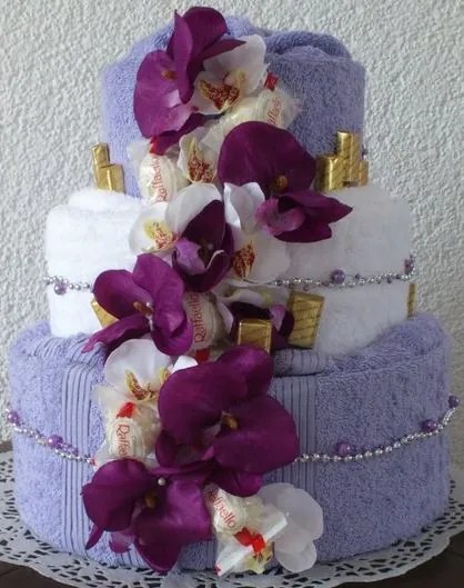 Třípatrový bílofialový ručníkový dort s čokoládkami - 364