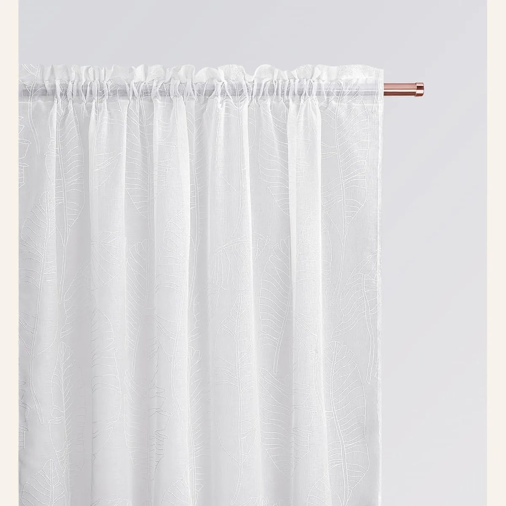 Bílá záclona Flory s listovým vzorem a řasící páskou 140 x 260 cm
