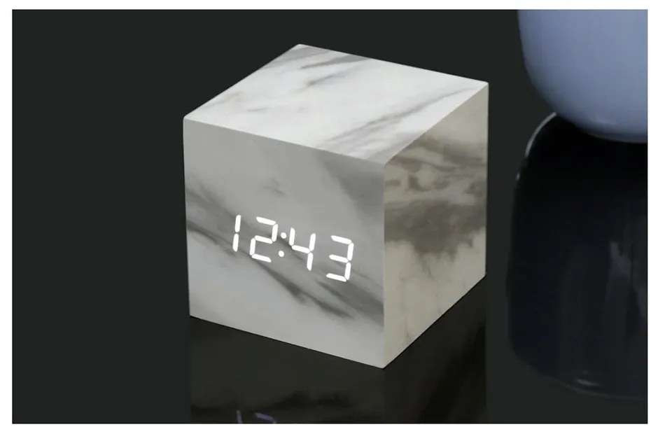 Šedý budík v mramorovém dekoru s bílým LED displejem Gingko Cube Click Clock